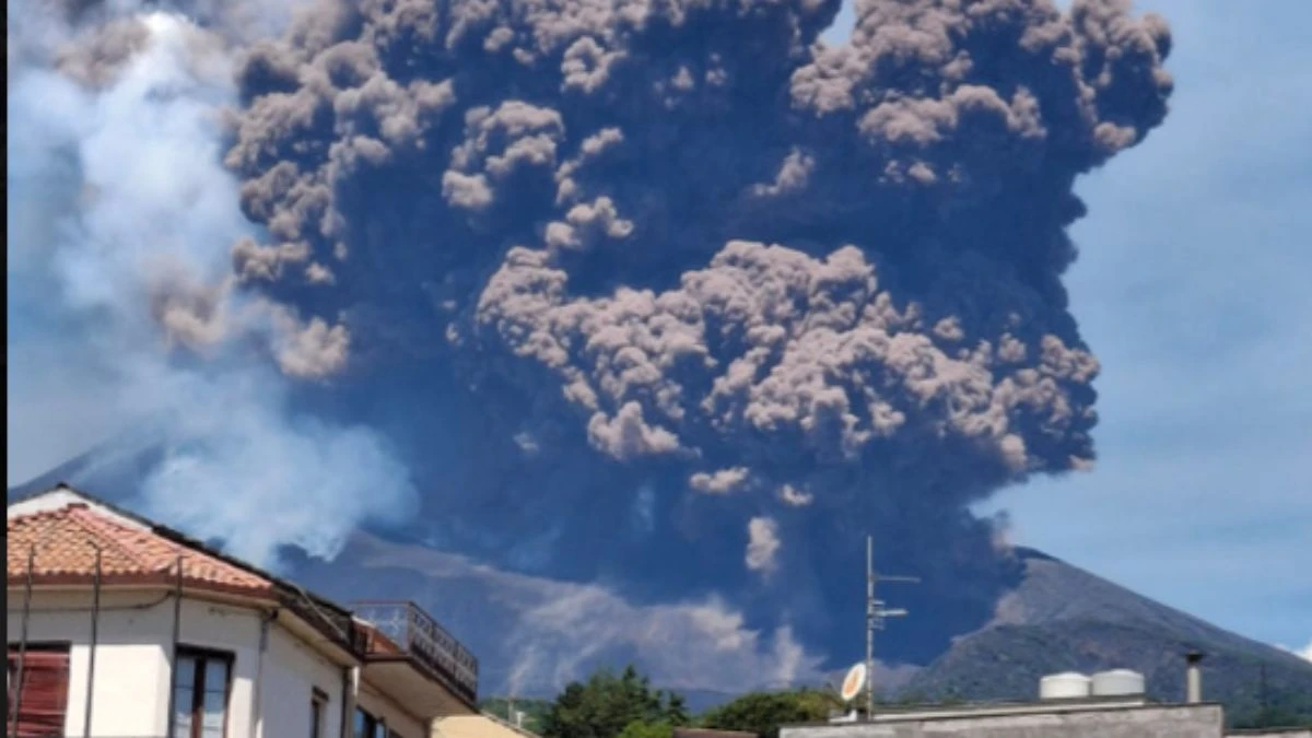 Potężna erupcja Etny: zapadnięta część krateru otworzyła fontannę lawy ...